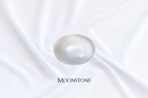 10 Moonstone Gemstone Symbolism Facts & Meaning: Zodiac, Superstitions ...